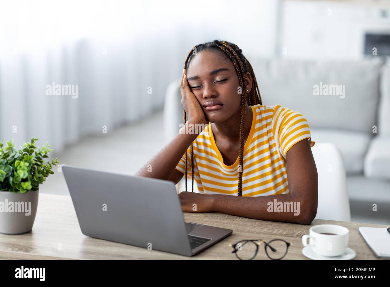Sleeping student laptop hi-res stock photography and images - Alamy