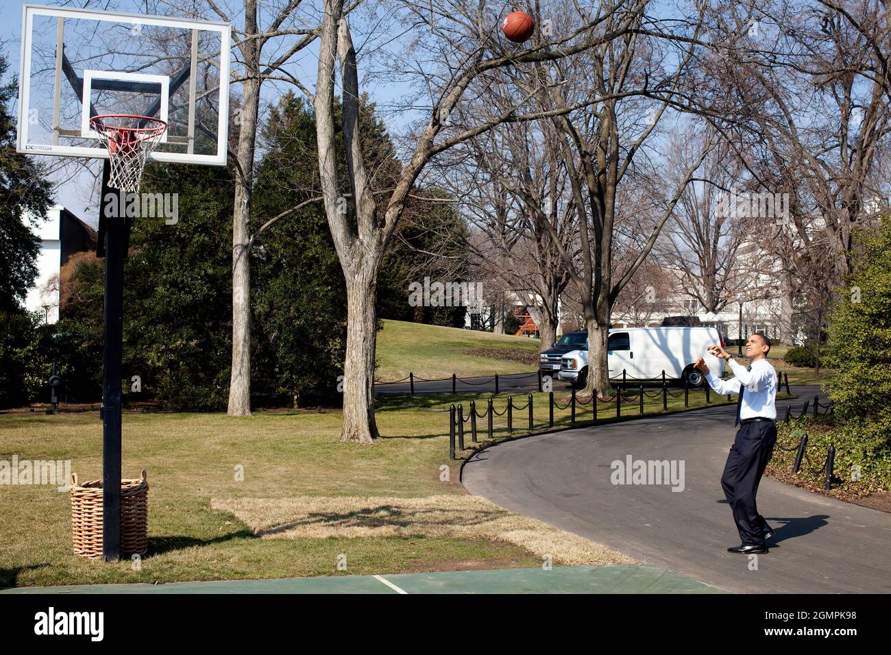 President Barack Obama shoots hoops on the White House South Lawn ...