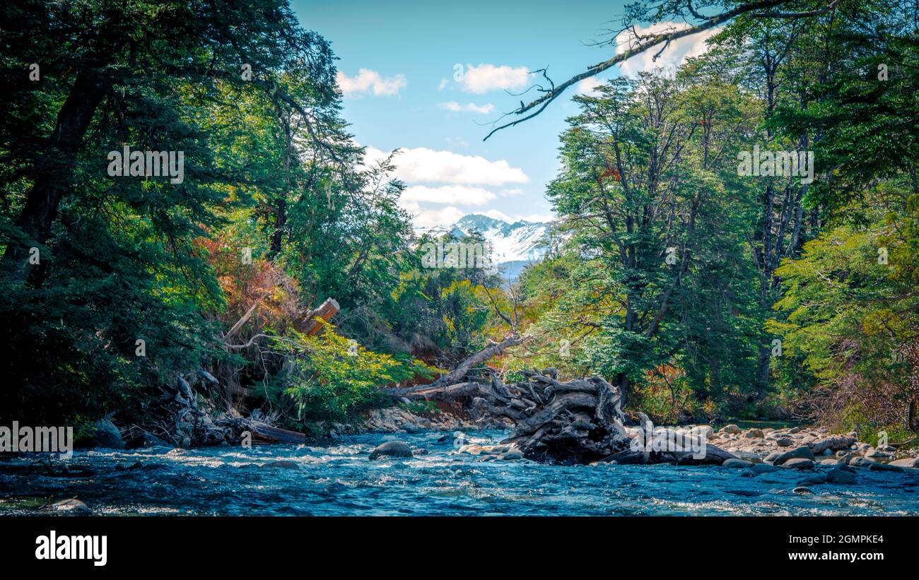 Paisajes de montaña ríos hi-res stock photography and images - Alamy