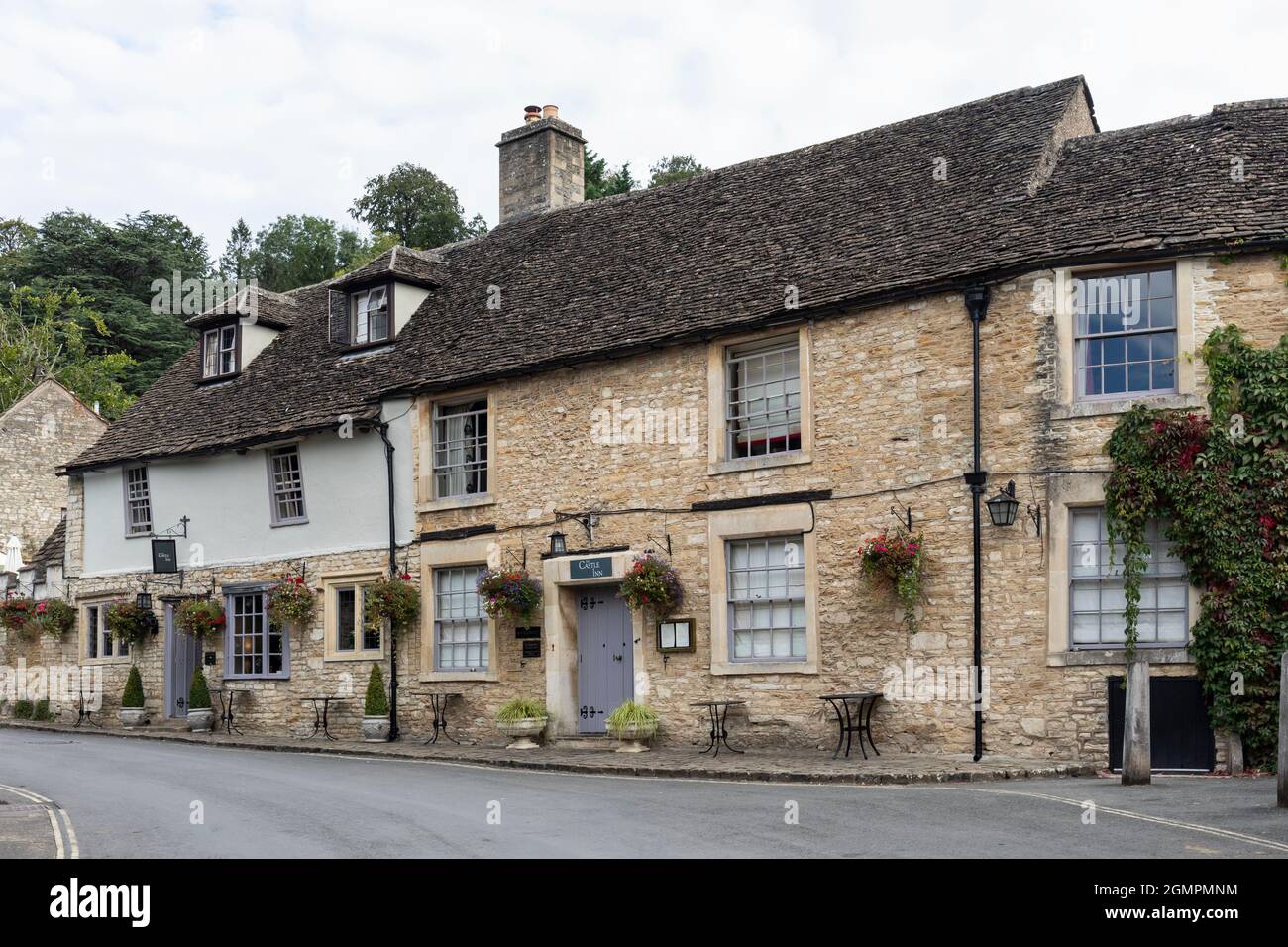 The picturesque traditional 12th century Cast Inn in the unspoilt ...
