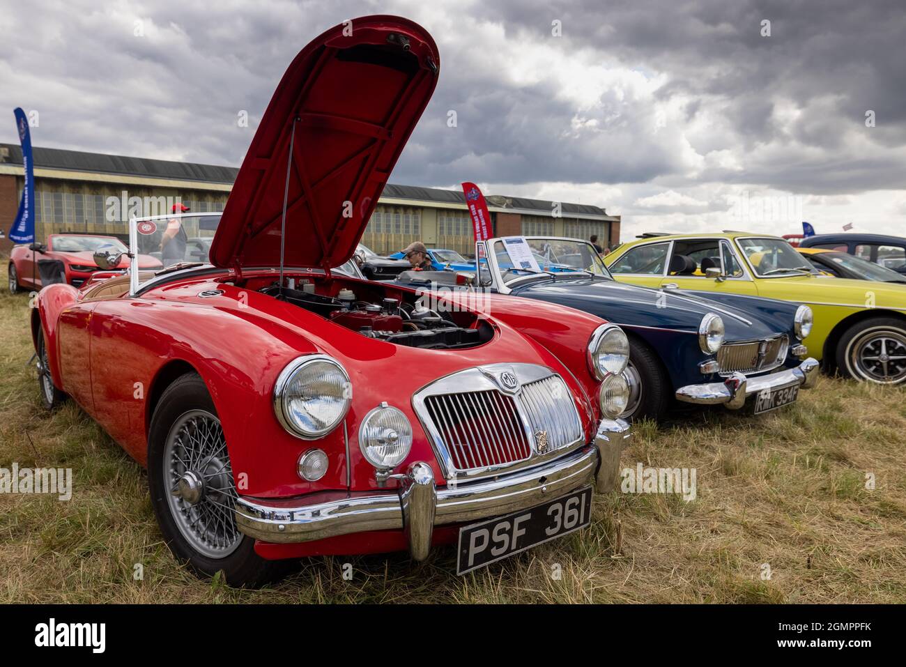 Mga classic british convertible car hi-res stock photography and images ...
