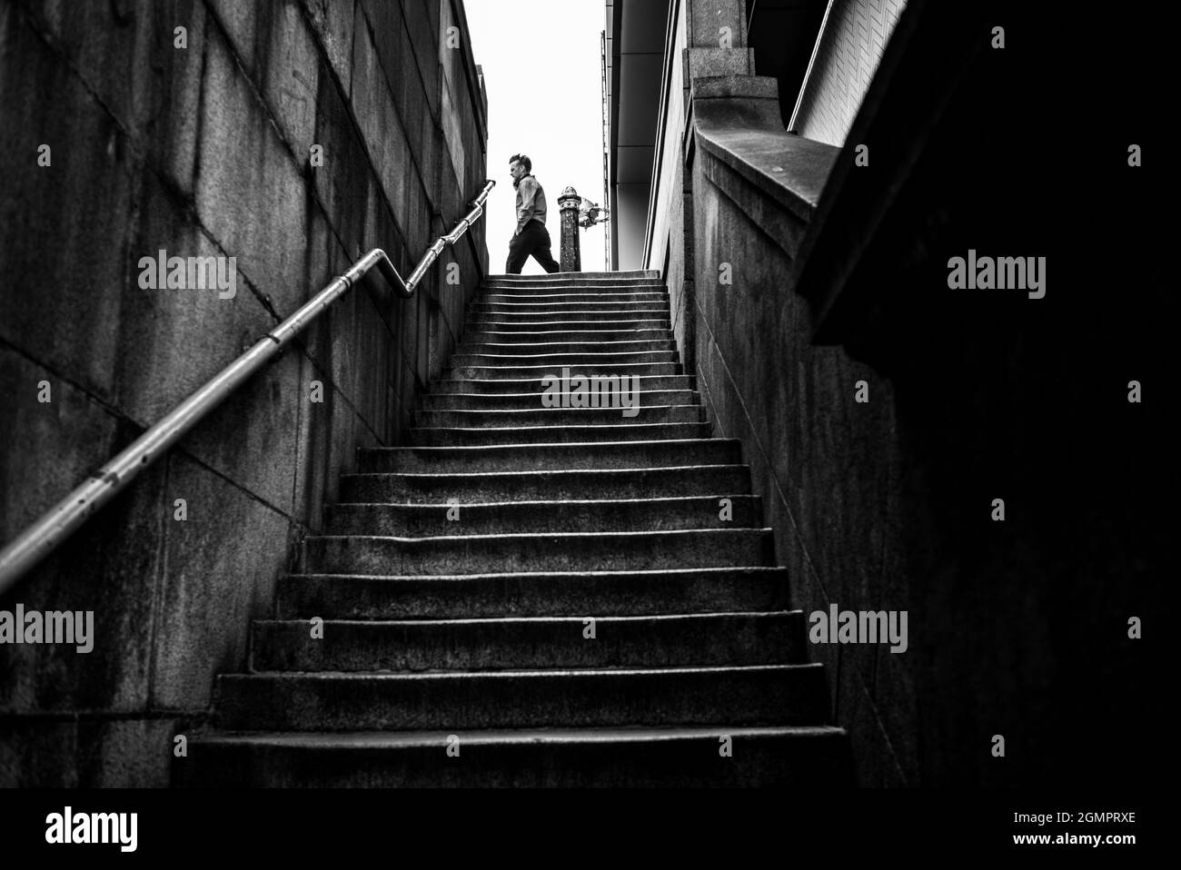 London alley steps hi-res stock photography and images - Alamy