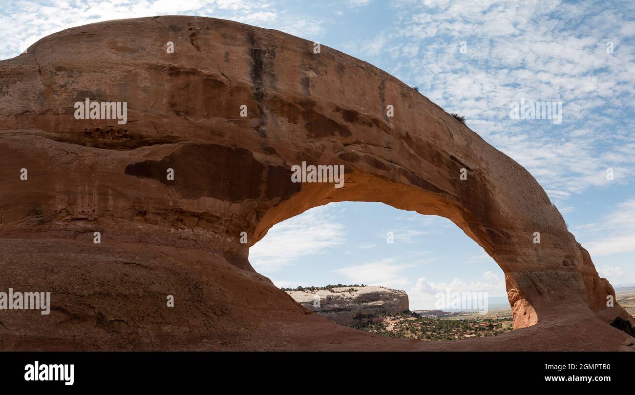Utah panorama of huge natural arch Stock Photo - Alamy