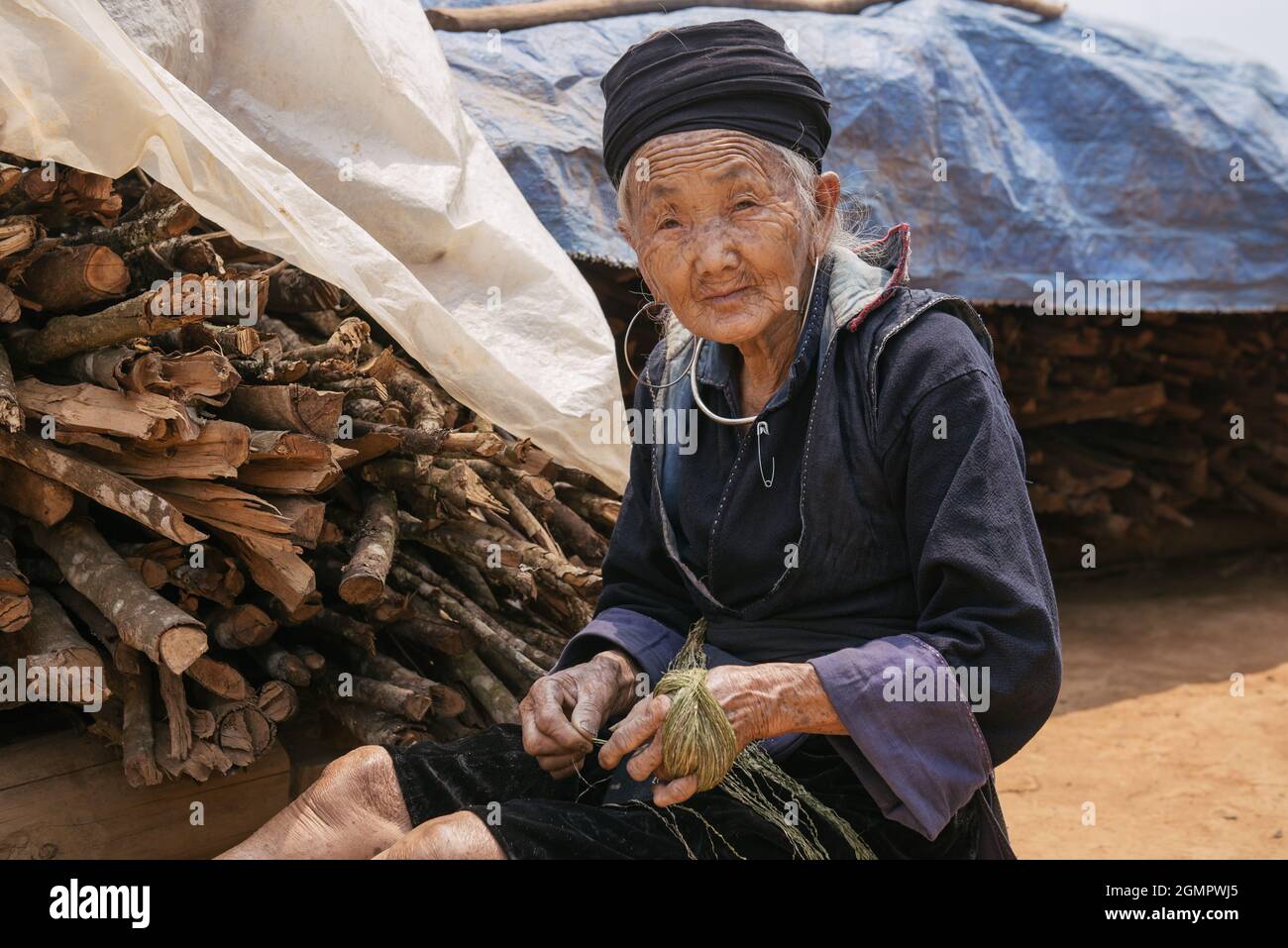 Old vietnamese woman hi-res stock photography and images - Alamy