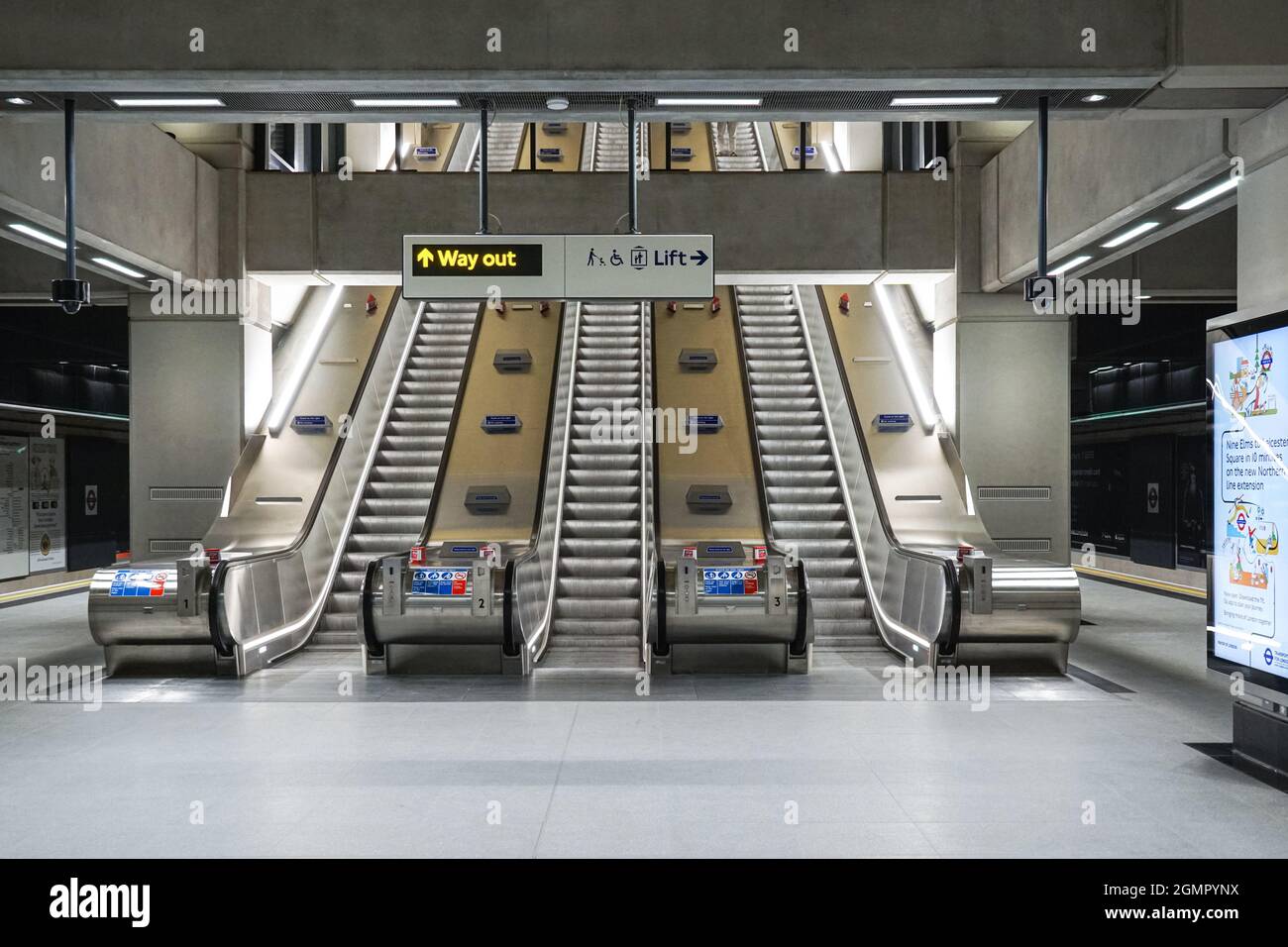 The northern line escalator london hi-res stock photography and images ...