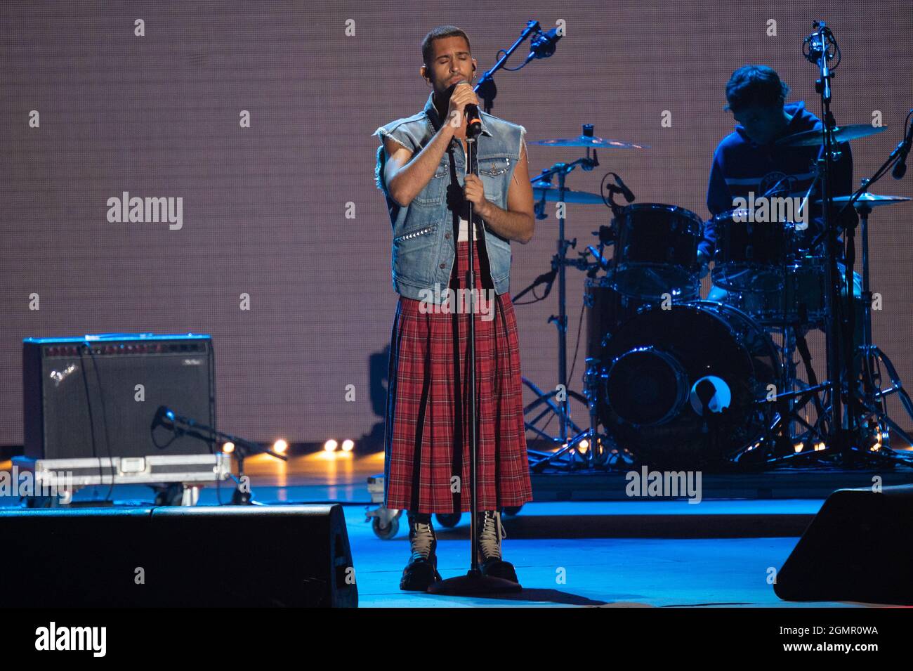 Mahmood performs last 17.9.2021 at Aperol with heroes in Arena di ...