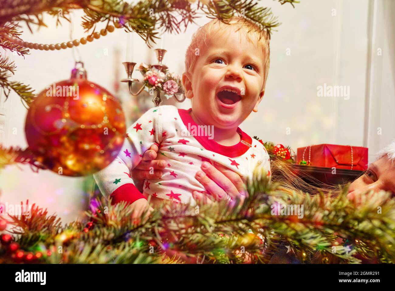 Boy behind tree hi-res stock photography and images - Alamy