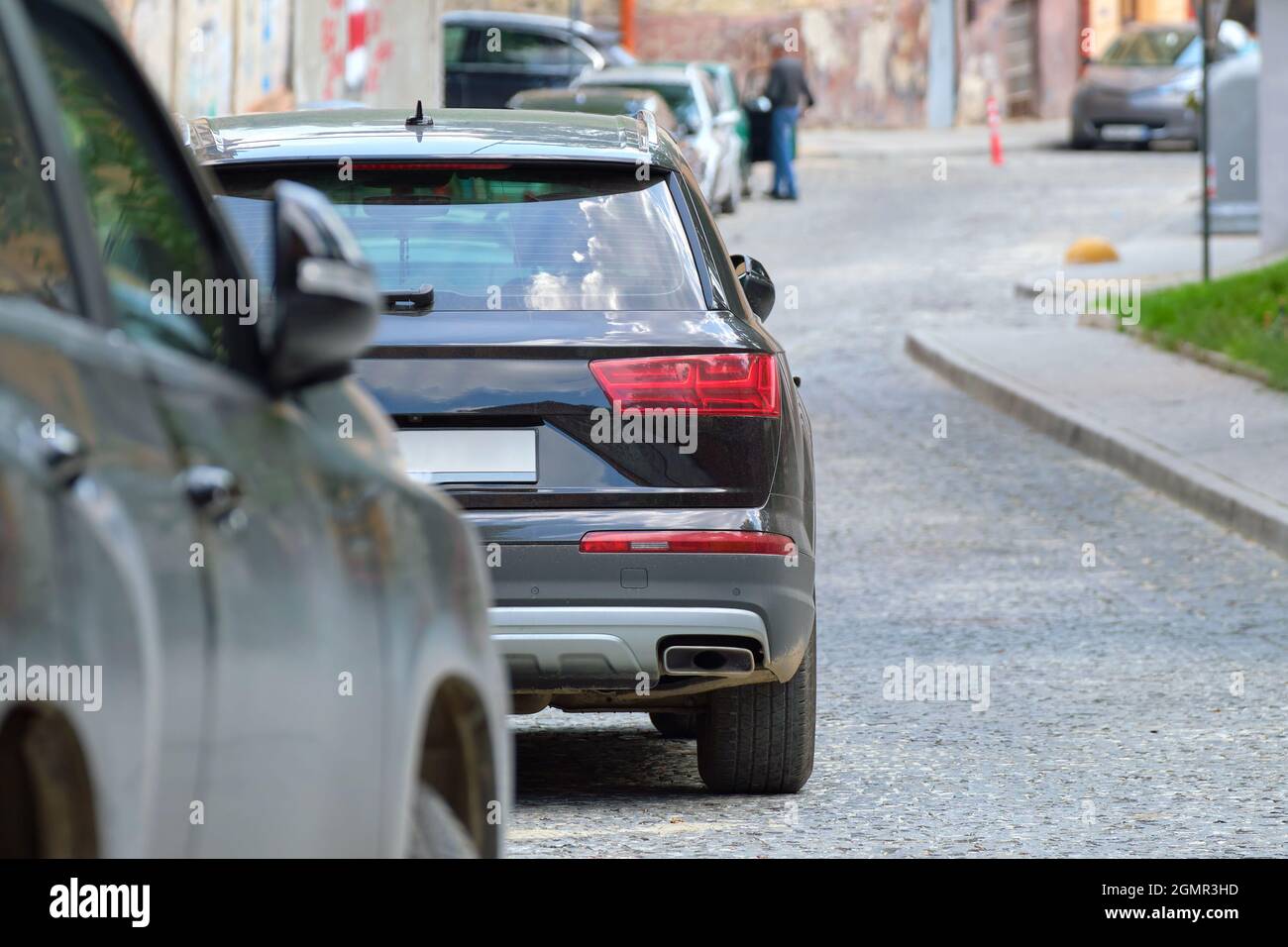 City traffic with cars parked in line on street side Stock Photo - Alamy