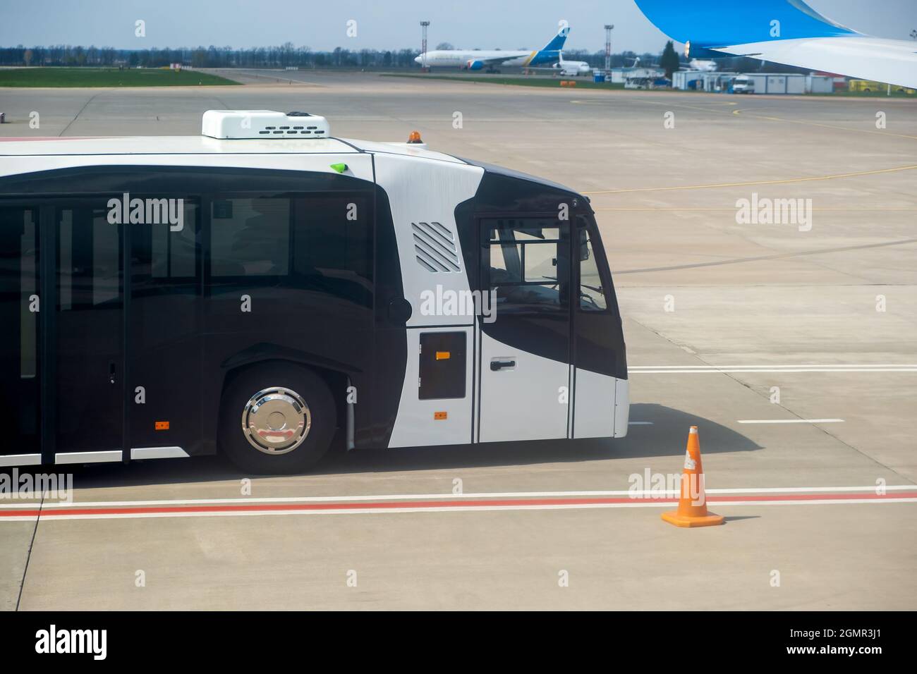 Airplane wing and special bus for moving passengers from aircraft to ...
