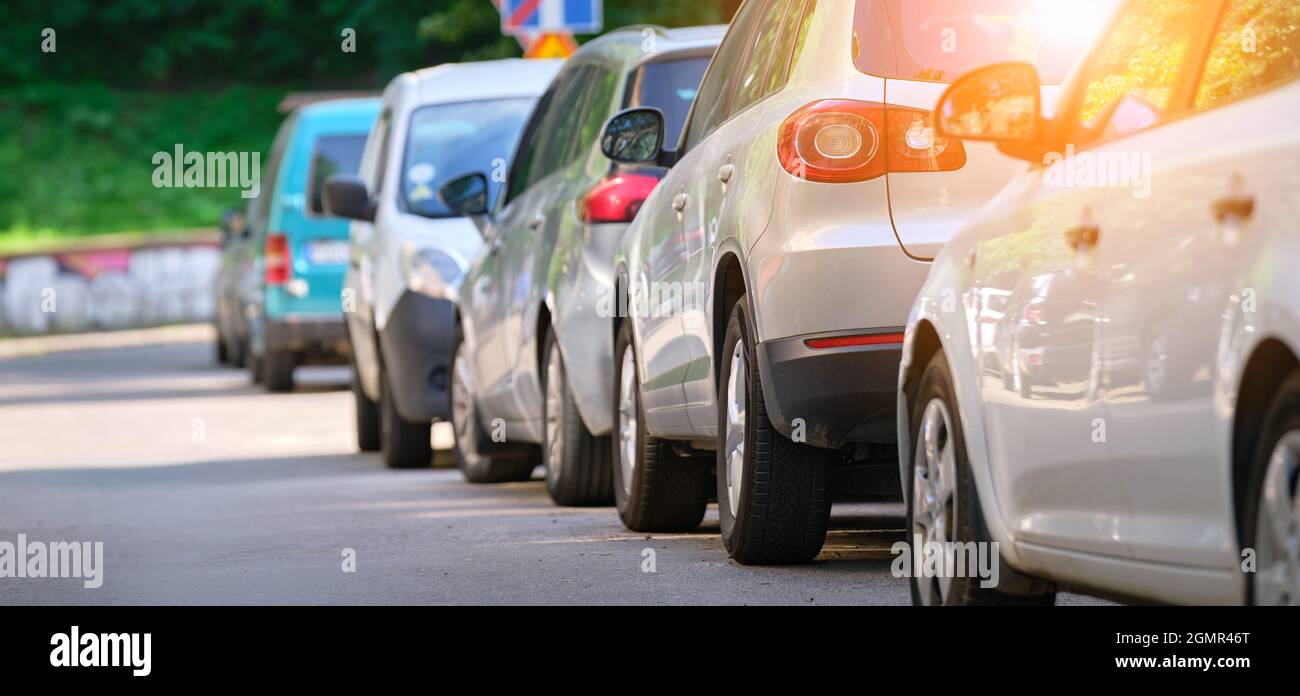 City traffic with cars parked in line on street side Stock Photo - Alamy