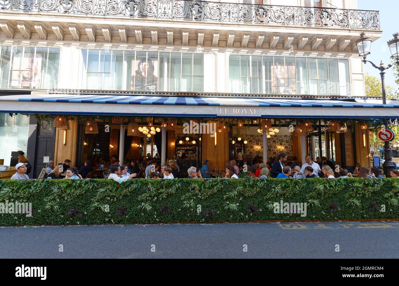 Cafe parisian french france traditional pavement hi-res stock ...