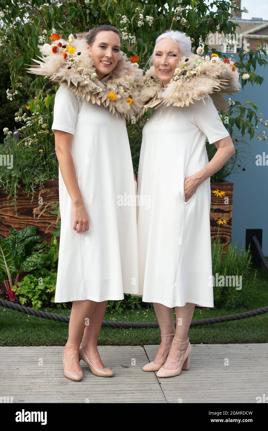 Mother daughter creating flower hi-res stock photography and images - Alamy