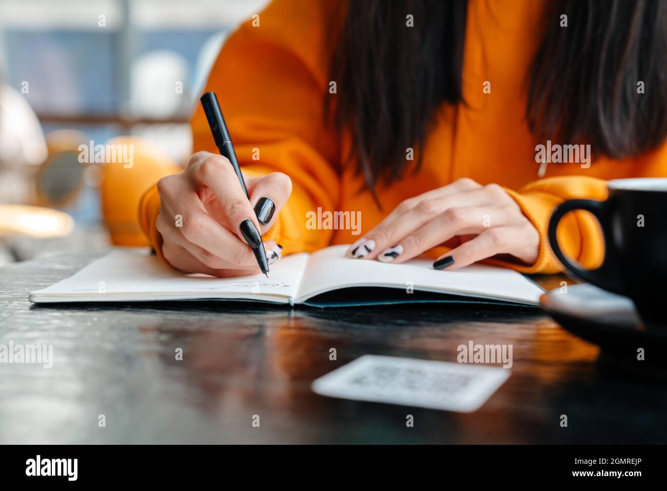 People writing down notes hi-res stock photography and images - Alamy