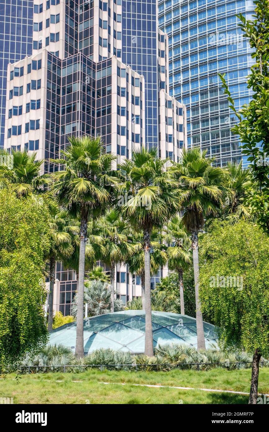 The Salesforce Transbay Transit Center and Park in San Francisco ...
