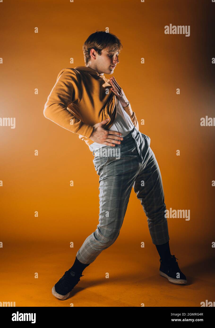 Contemporary dance artist practicing a dance routine Stock Photo - Alamy