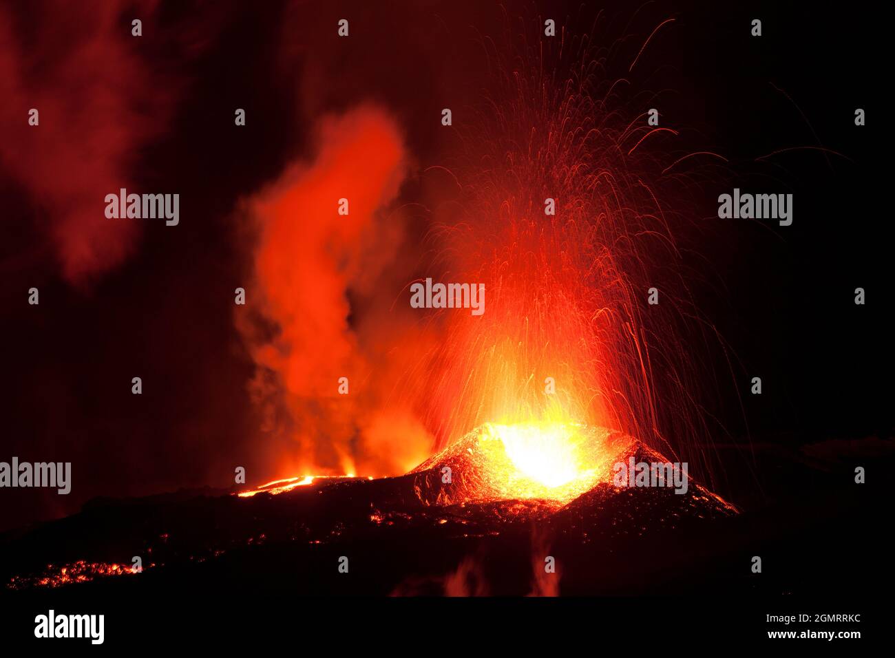 Eyjafjallajokull volcano erupting, Iceland, 2010 Stock Photo - Alamy