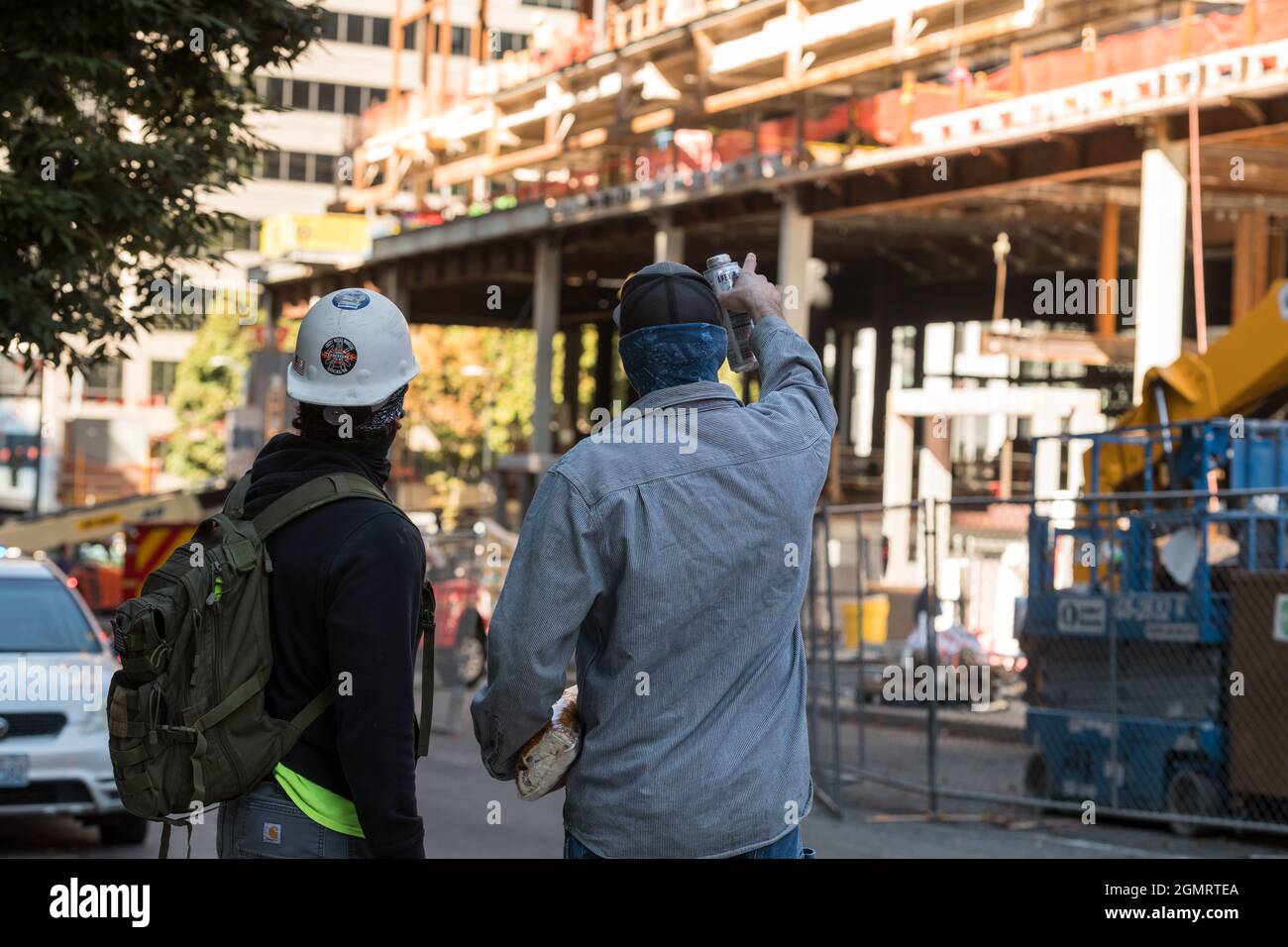 Seattle, USA. 20 Sep, 2021. Just after 2:00pm construction crew members ...