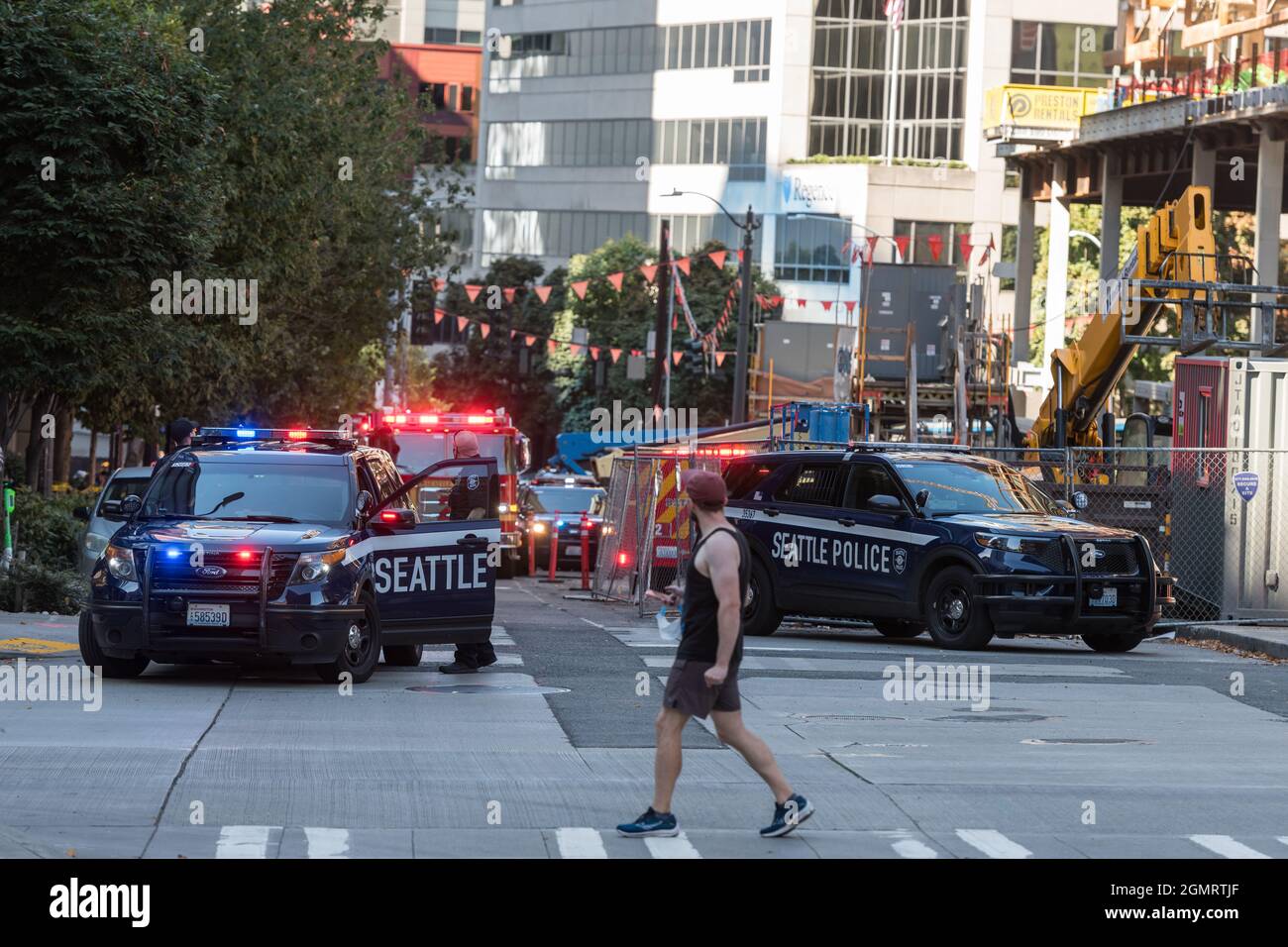 Seattle, USA. 20 Sep, 2021. Just after 2:00pm Bystanders watching ...