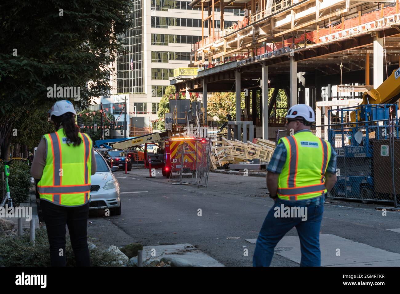 Seattle, USA. 20 Sep, 2021. Just after 2:00pm construction crew members ...