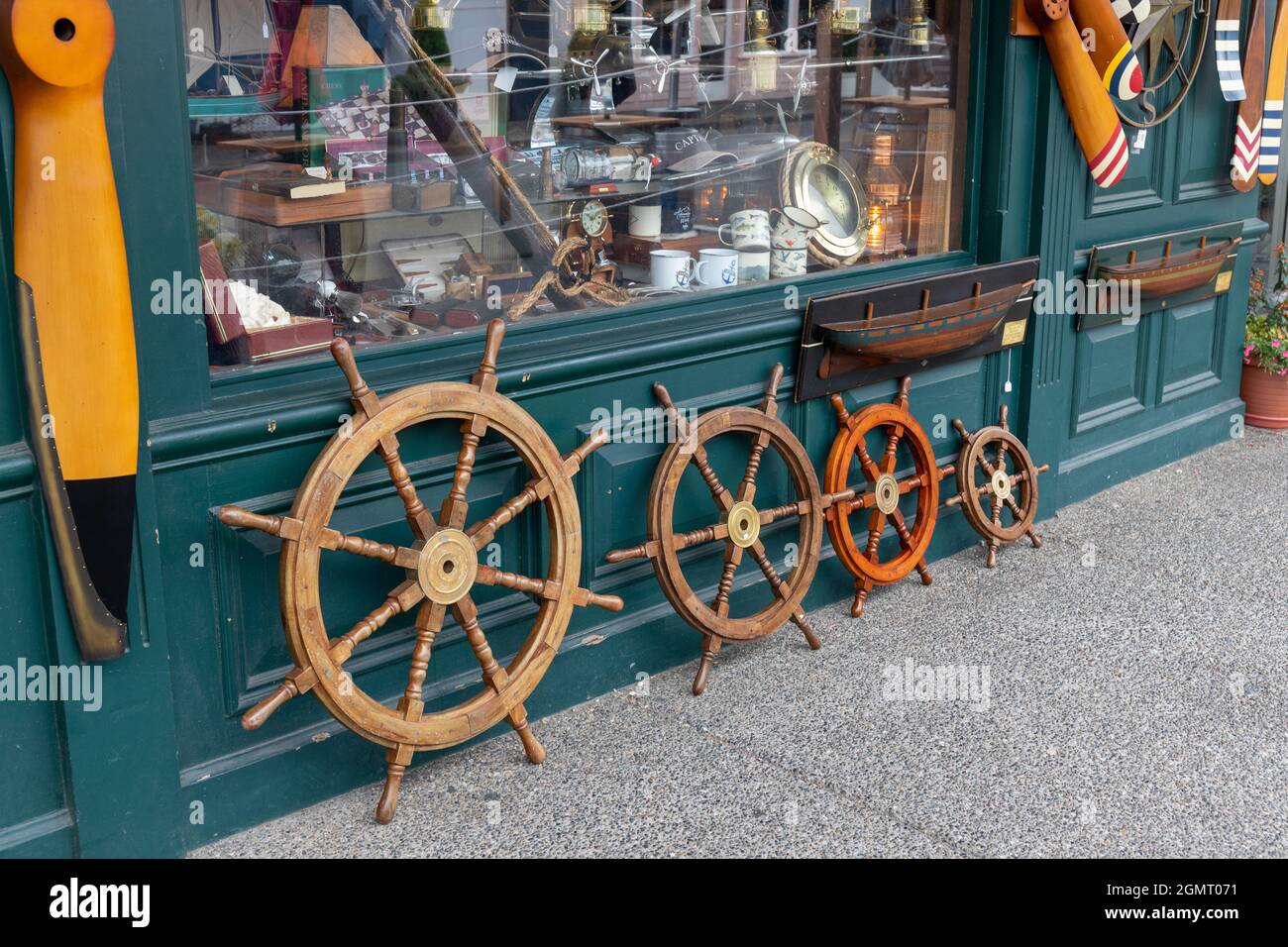 Storefront decoration hi-res stock photography and images - Alamy