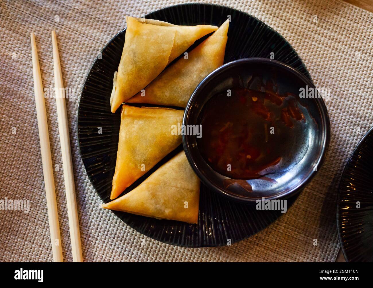 Samosas with filling of curry leaves Stock Photo - Alamy