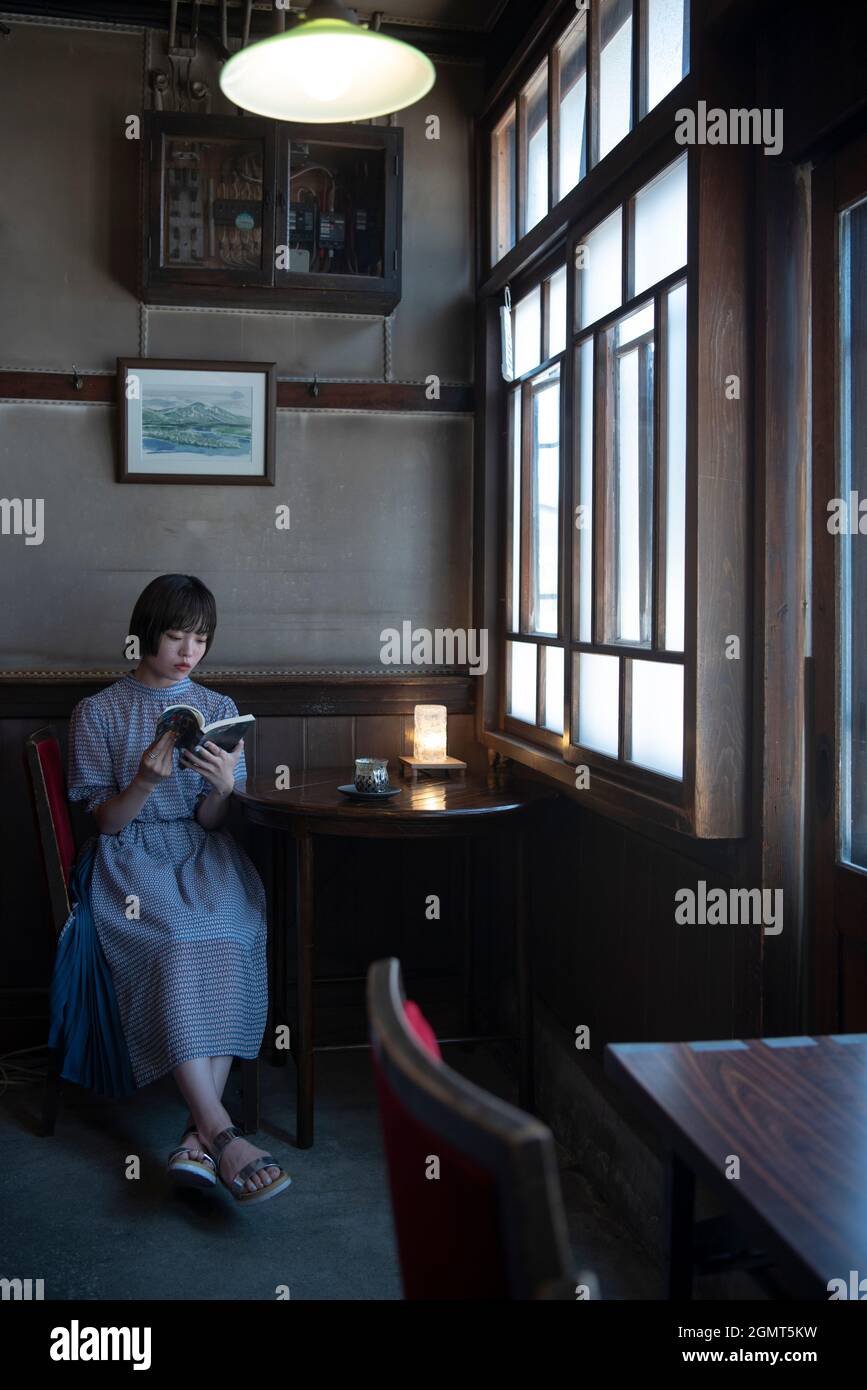 Japanese woman female reading books hi-res stock photography and images ...