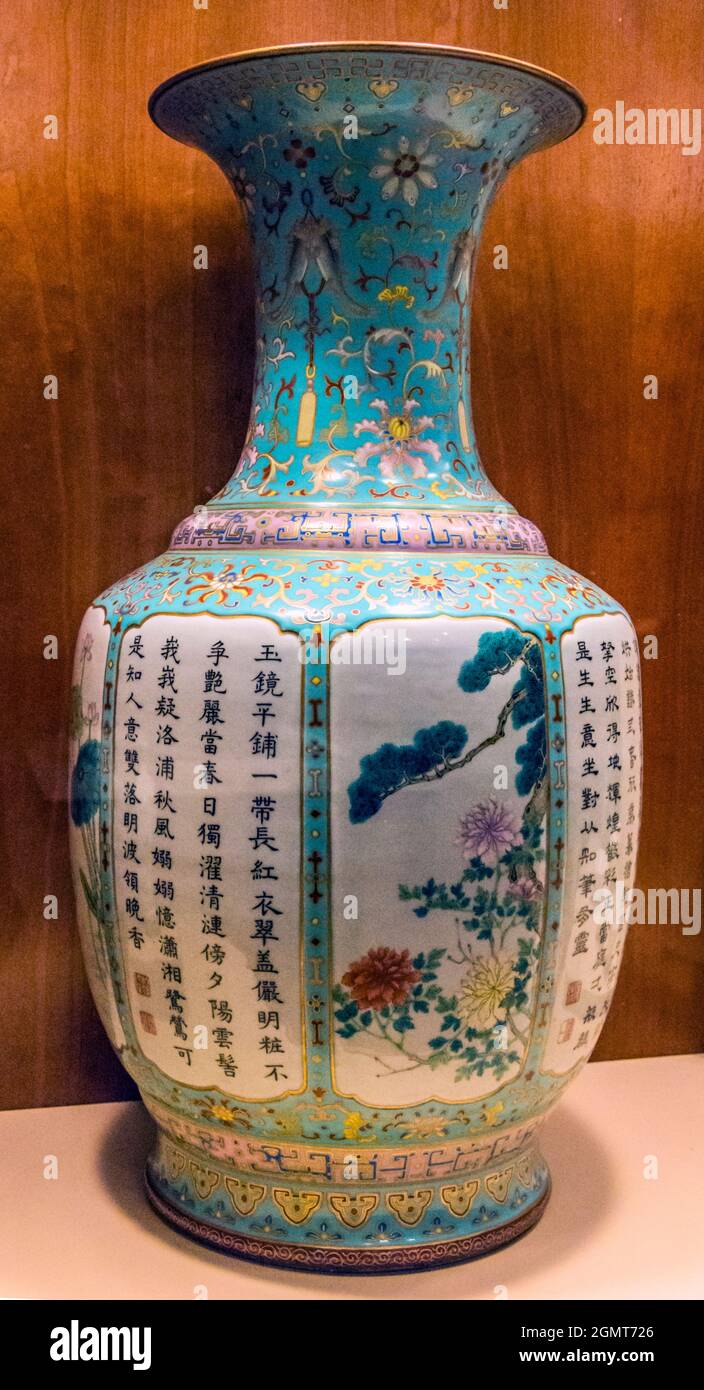 Minneapolis Art Institute: Chinese Exhibit; Chinese Vase Stock Photo ...