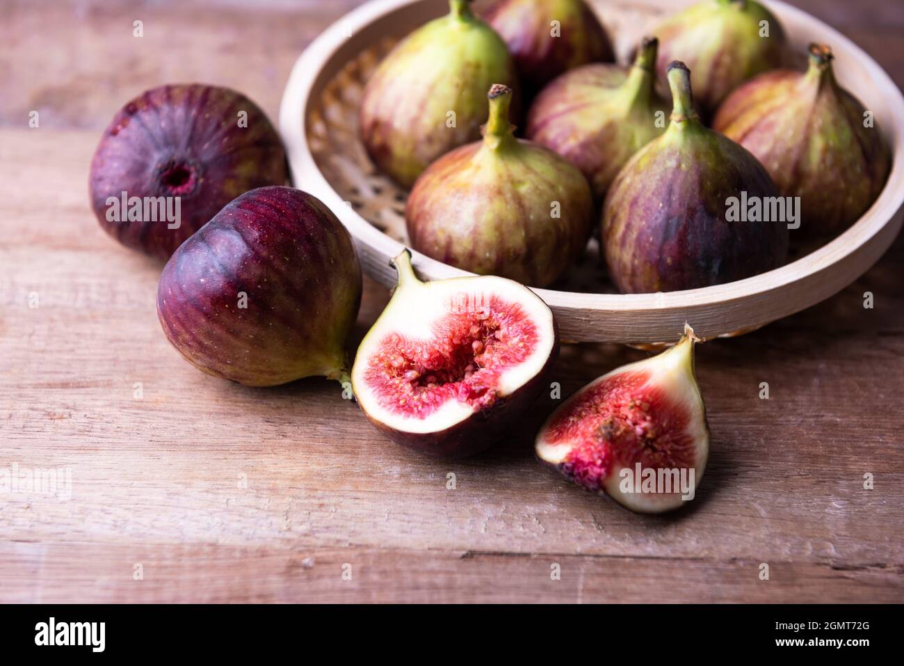Fresh purple figs in bamboo baskets Stock Photo - Alamy