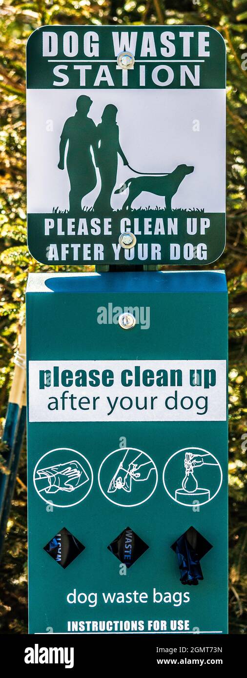 Pet waste station sign hi-res stock photography and images - Alamy
