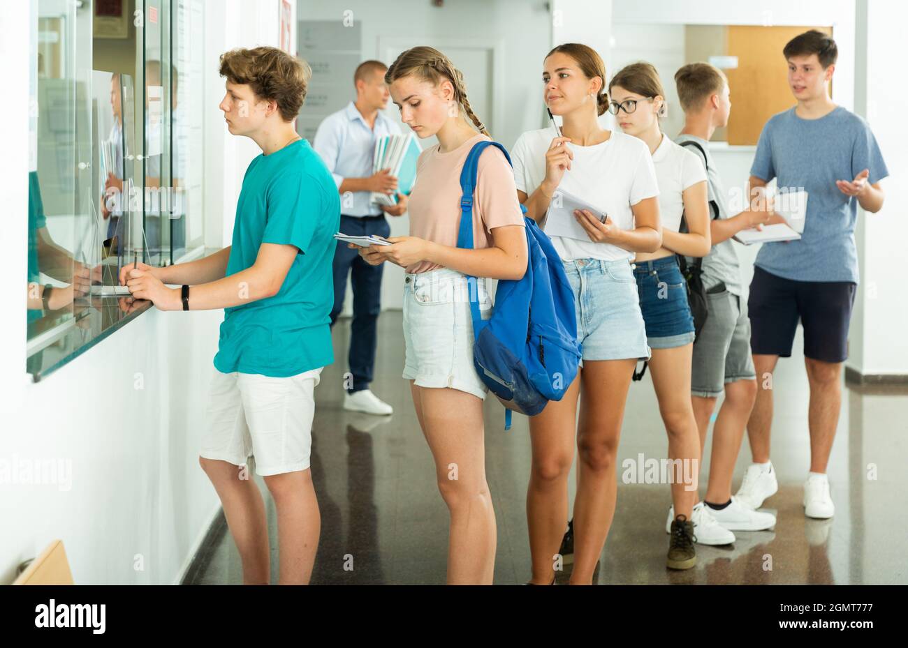 University admissions queue hi-res stock photography and images - Alamy