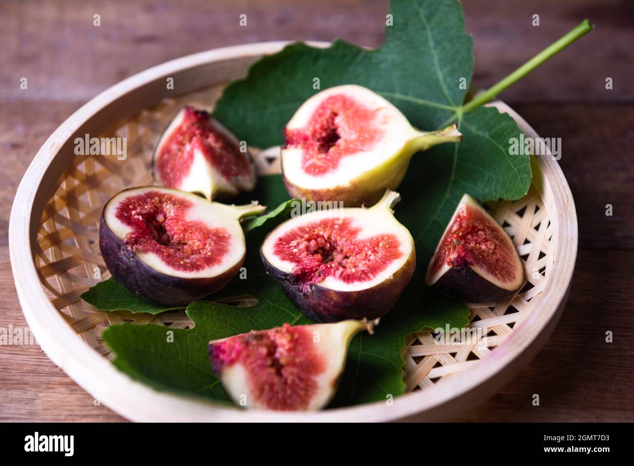 Fresh purple figs in bamboo baskets Stock Photo - Alamy