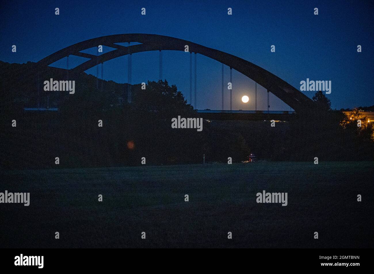 Austin, Texas, USA. 20 September, 2021. Full moon rise in Austin. The ...