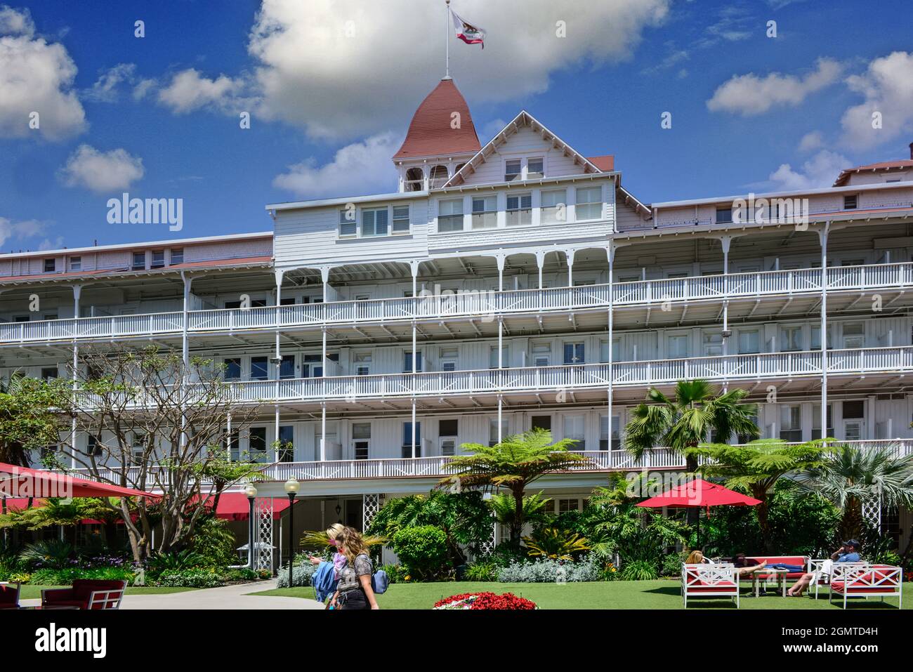 Inner courtyard of the Victorian-style resort, Hotel del Coronado ...