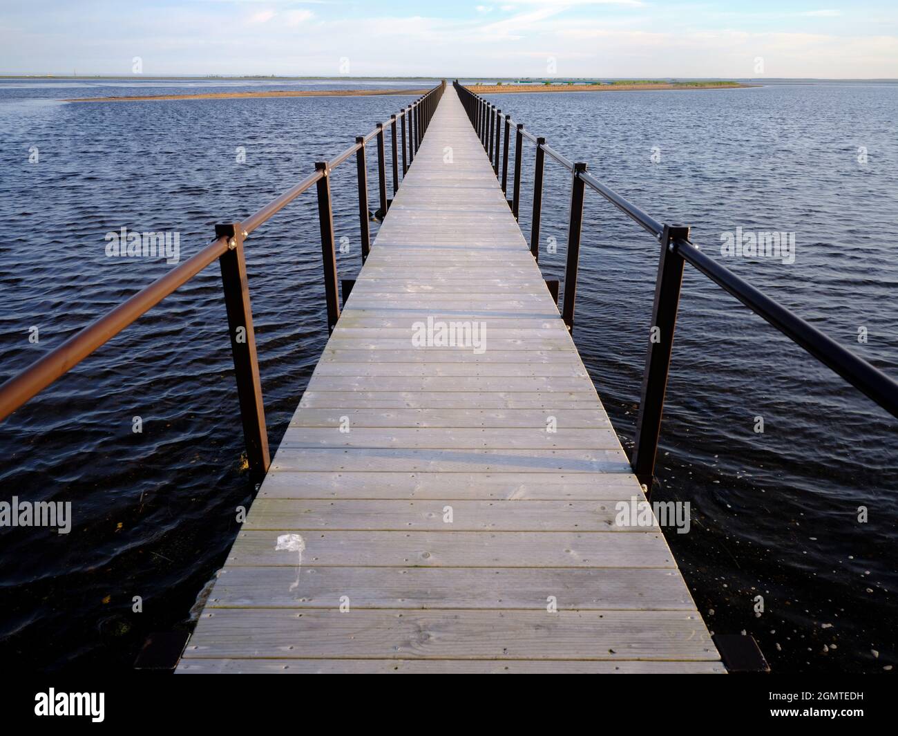 Straight bridge hi-res stock photography and images - Alamy