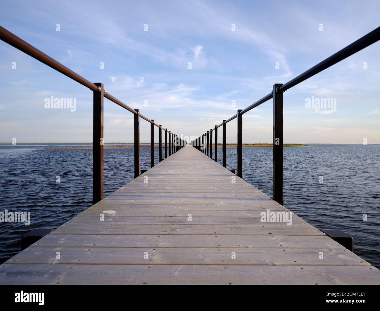 Straight bridge hi-res stock photography and images - Alamy