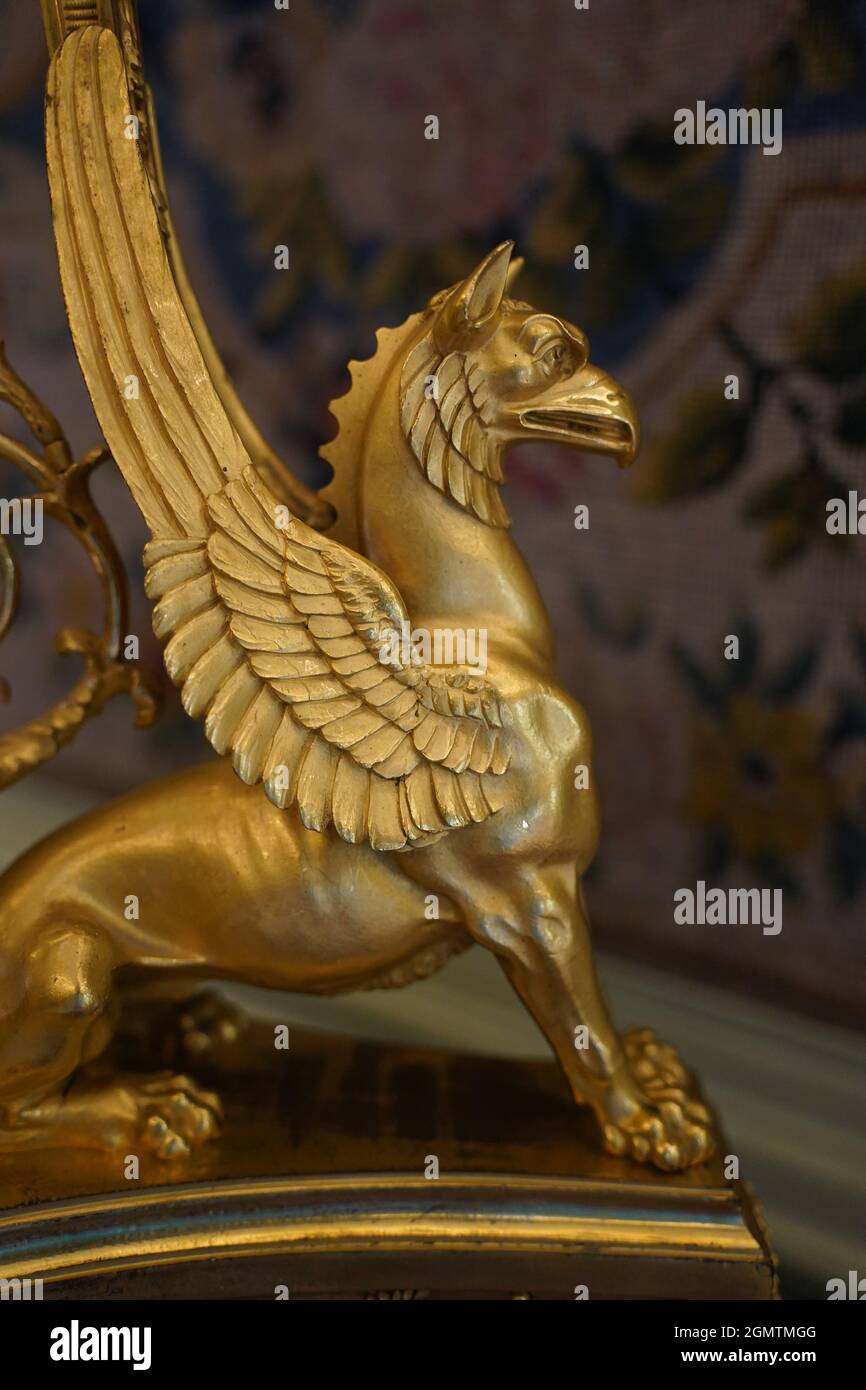 Dragon sculpture paris hi-res stock photography and images - Alamy