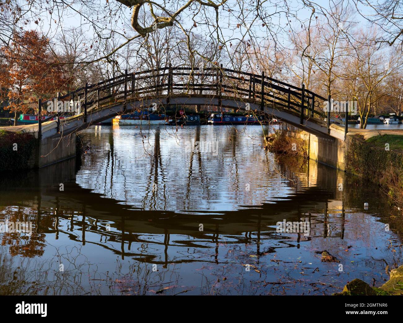 Oxford, England - 19 October 2018 This tubular truss footbridge over ...
