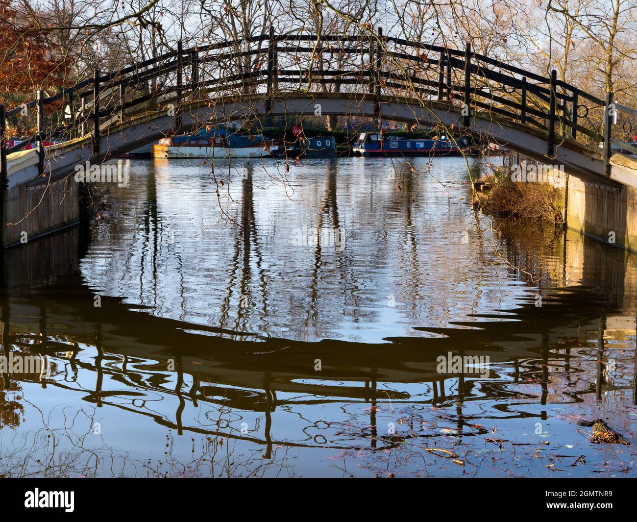 Oxford, England - 19 October 2018 This tubular truss footbridge over ...