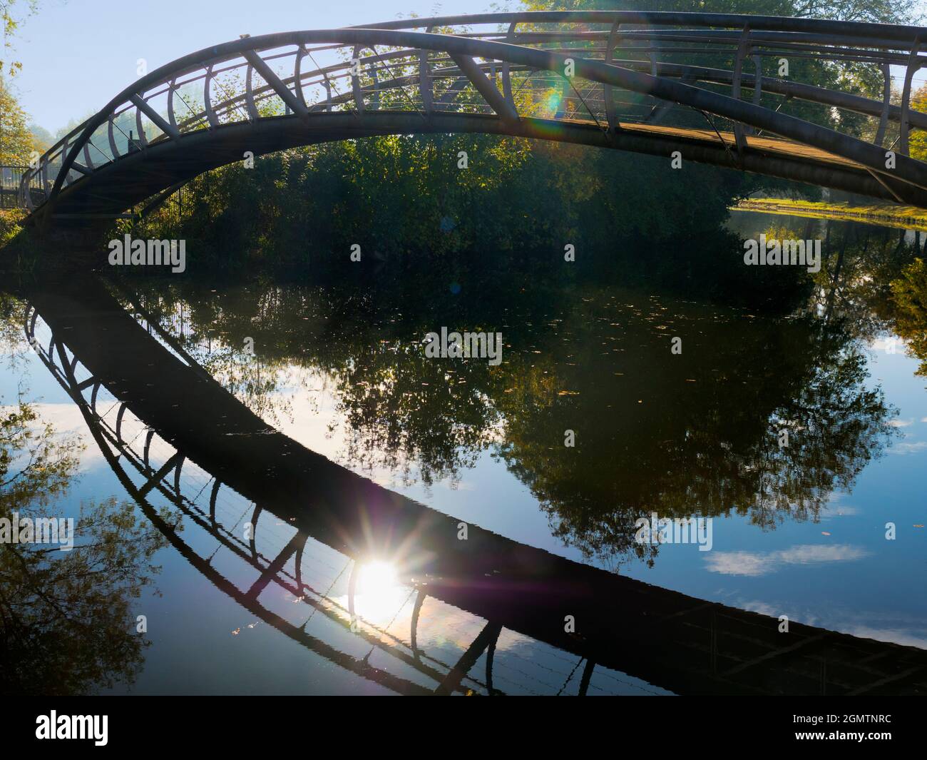 Oxford, England - 19 October 2018 This tubular truss footbridge over ...
