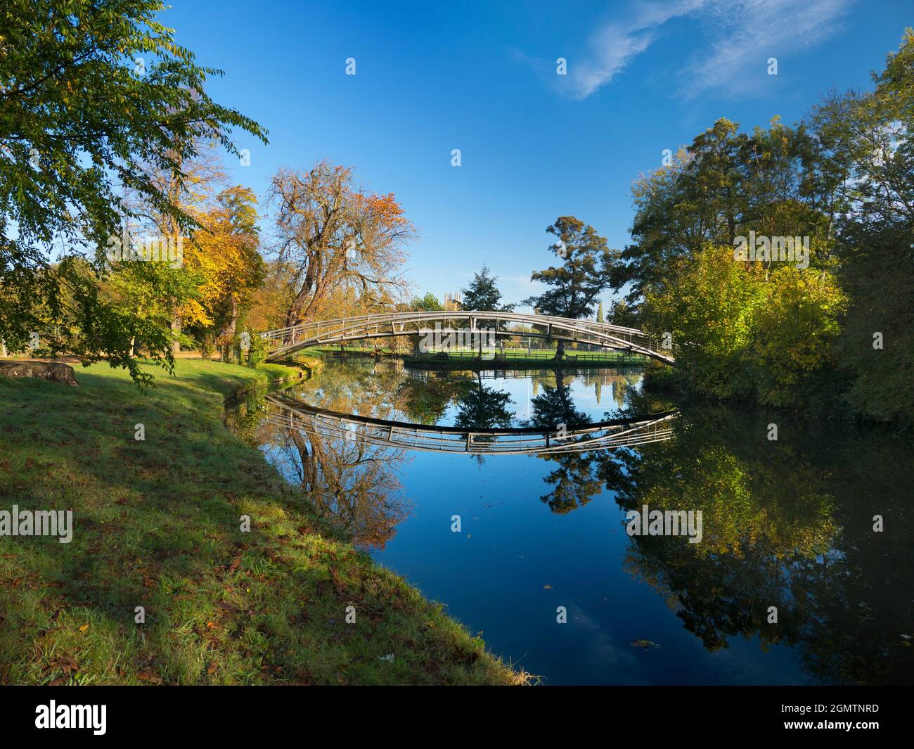 Oxford, England - 19 October 2018 This tubular truss footbridge over ...