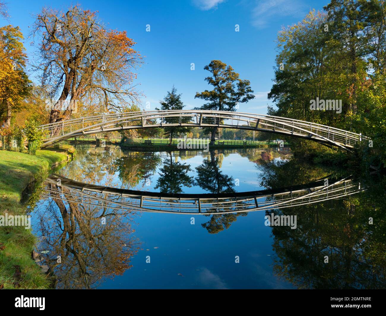 Oxford, England - 19 October 2018 This tubular truss footbridge over ...
