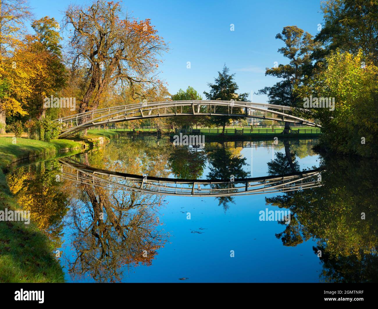 Oxford, England - 19 October 2018 This tubular truss footbridge over ...