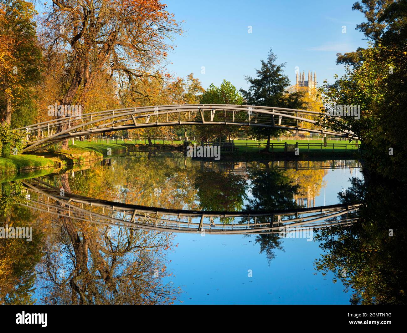 Oxford, England - 19 October 2018 This tubular truss footbridge over ...