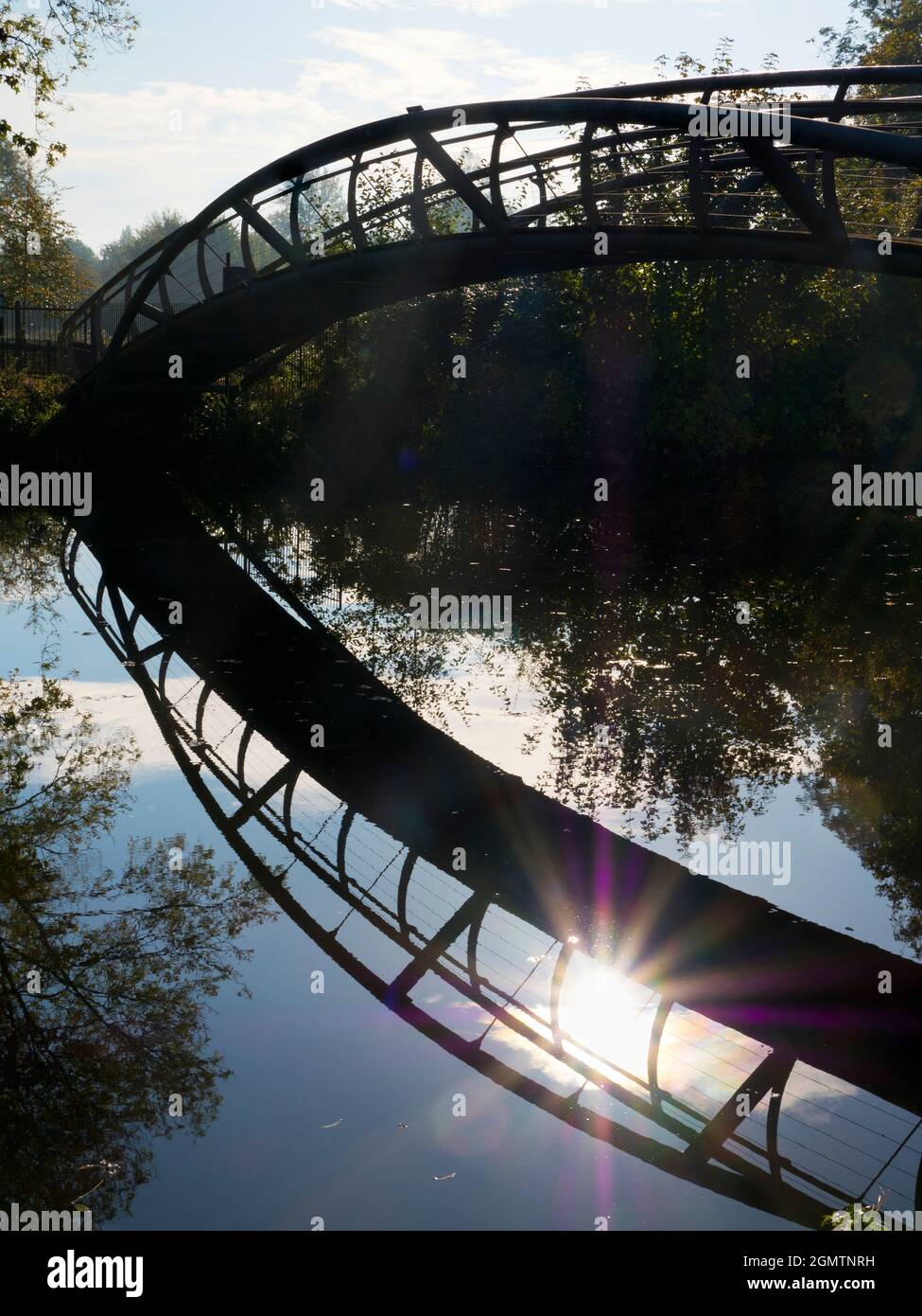 Oxford, England - 19 October 2018 This tubular truss footbridge over ...