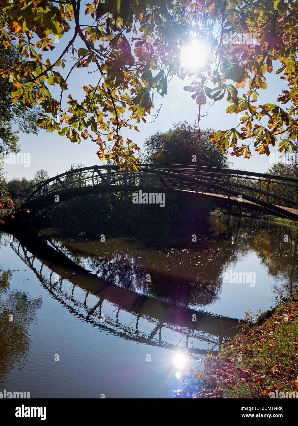 Oxford, England - 19 October 2018 This tubular truss footbridge over ...