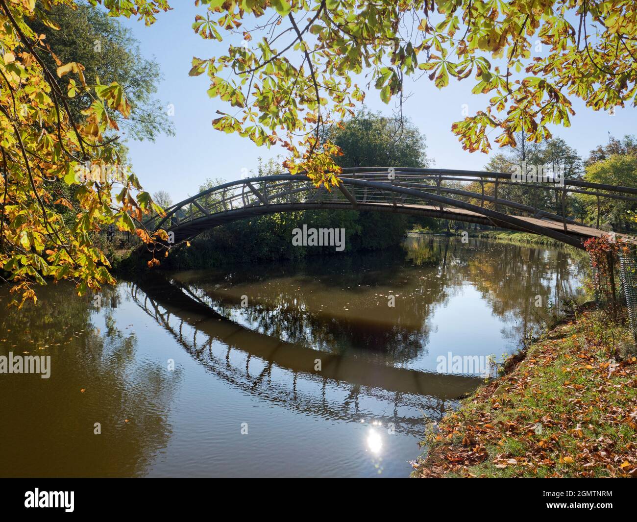 Oxford, England - 19 October 2018 This tubular truss footbridge over ...