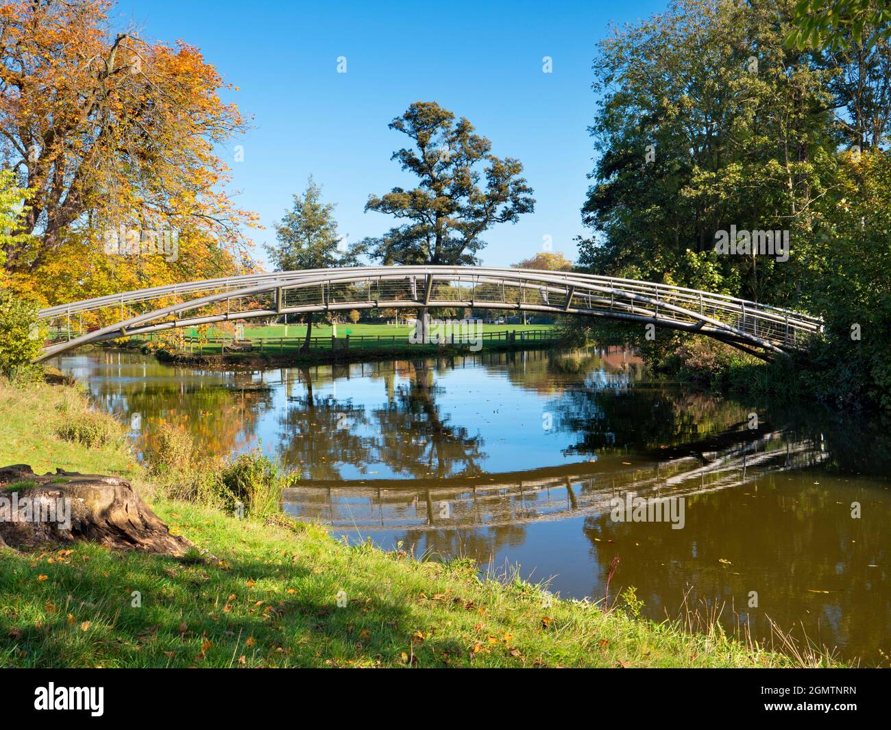 Oxford, England - 19 October 2018 This tubular truss footbridge over ...