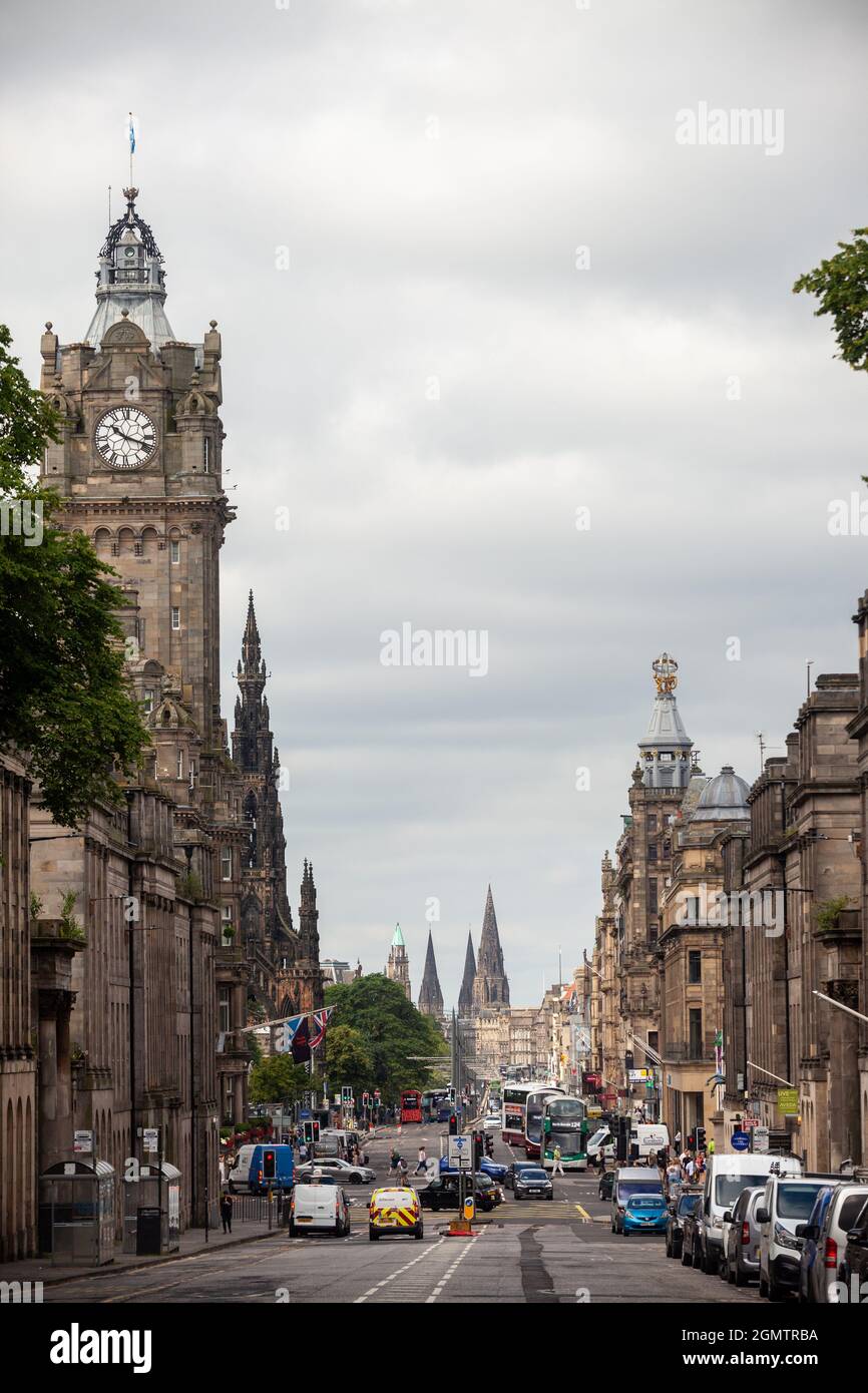 Edinburgh street cars building hi-res stock photography and images - Alamy
