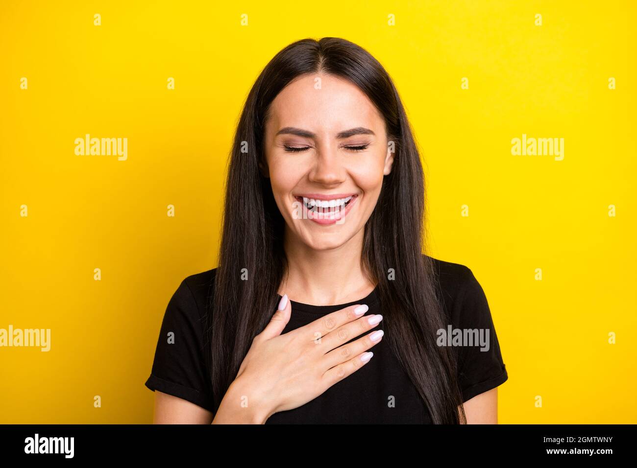 Photo portrait of woman laughing keeping hand on chest having good mood ...