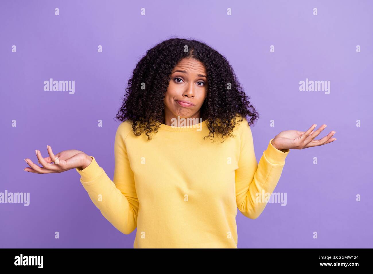 Photo of young uncertain unsure hesitant afro girl shrug shoulders ...